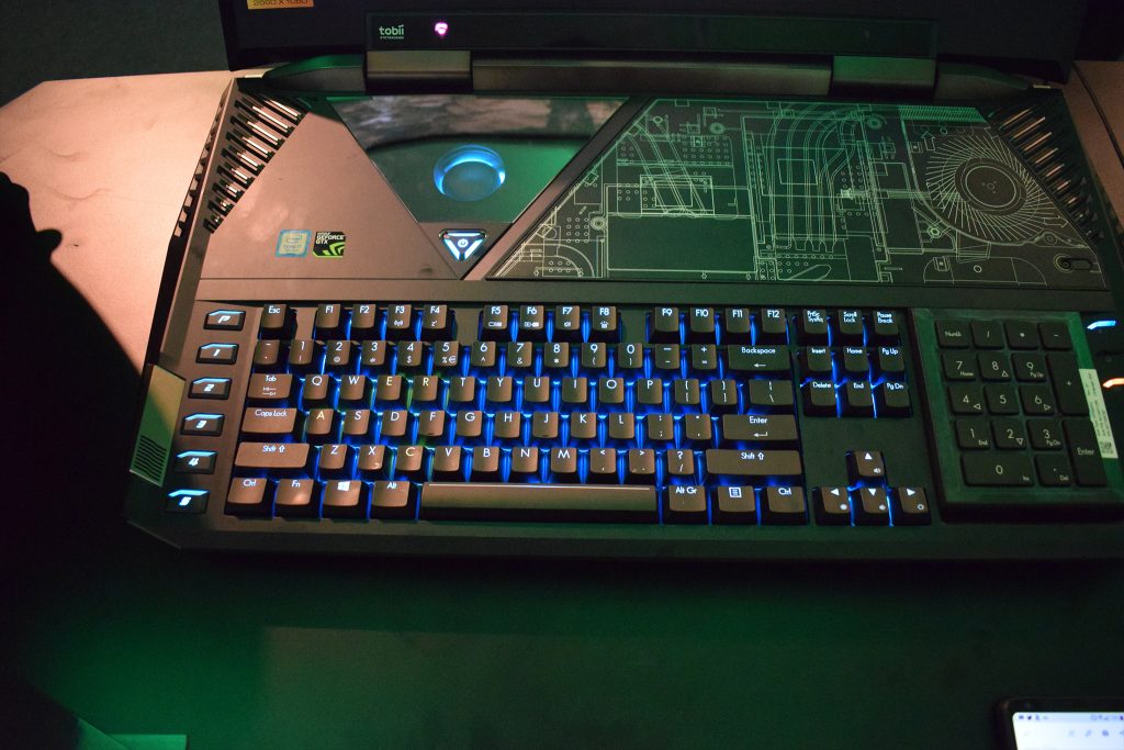 Up close and personal with Acer’s new Predator 21X laptop, curved ...